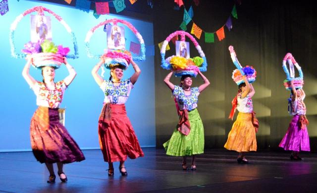 Alumnos de la Academia de la Danza Mexicana ofrecieron una gran fiesta ...